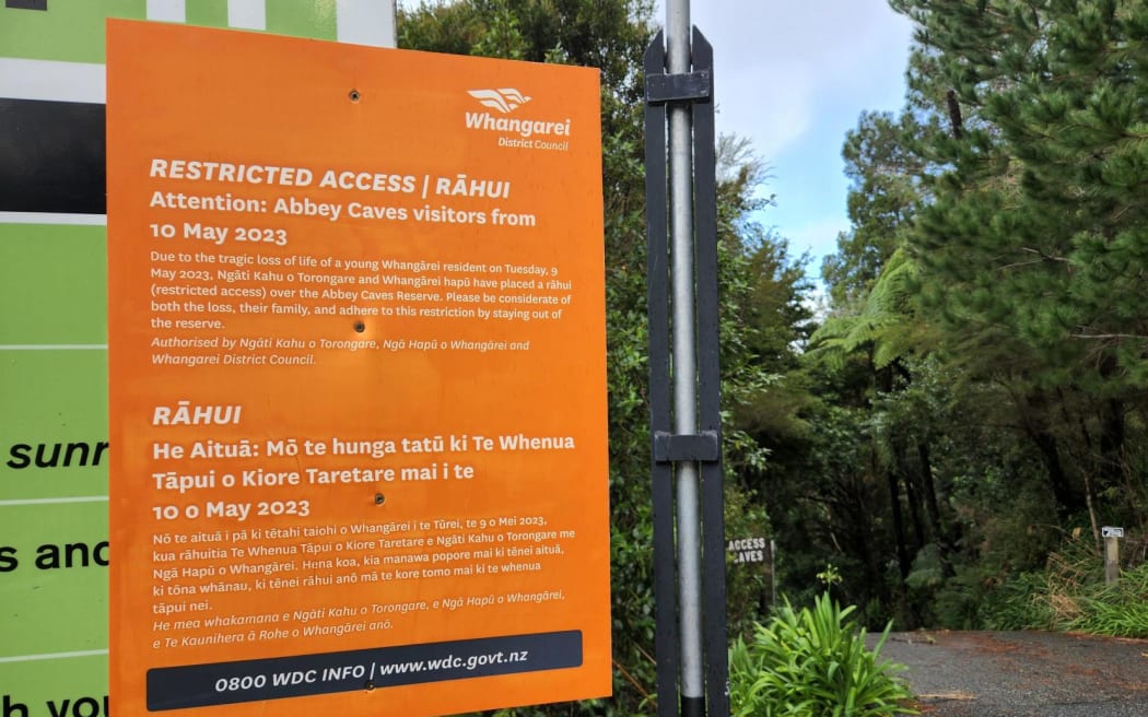 Local hapū and whānau gather to place rāhui on Abbey Caves | RNZ News