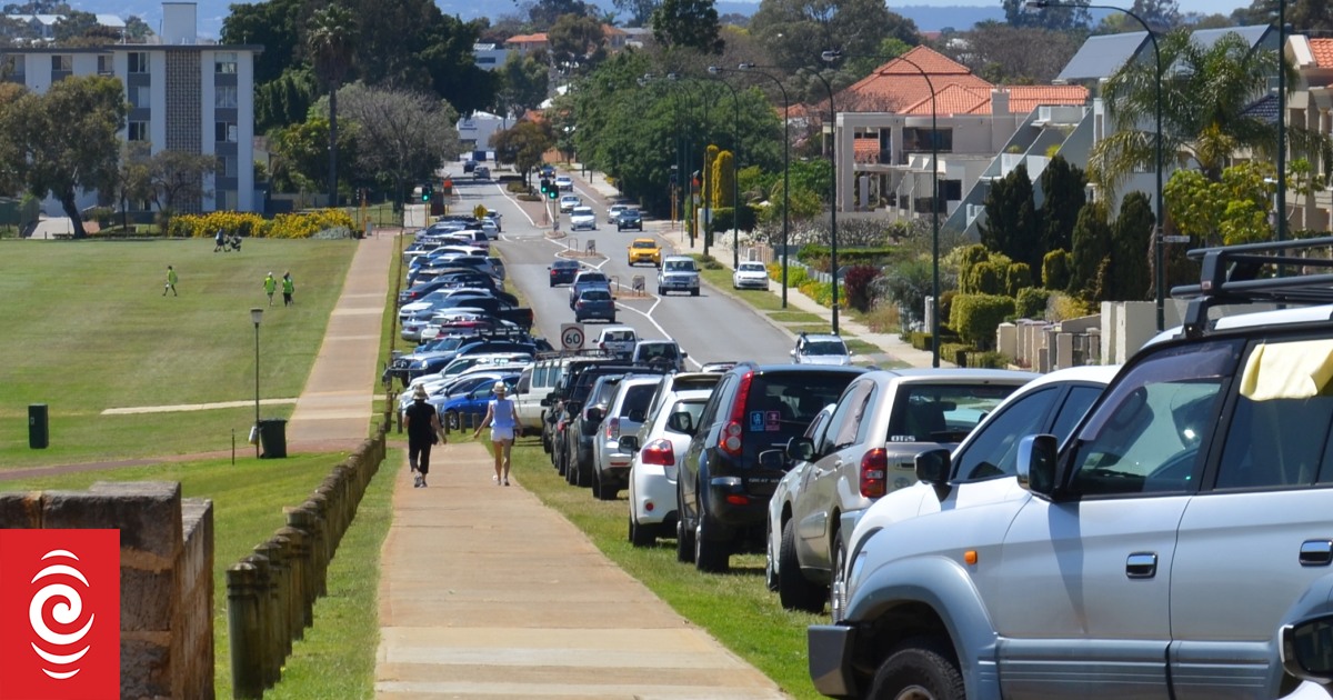 No parking on berms | RNZ
