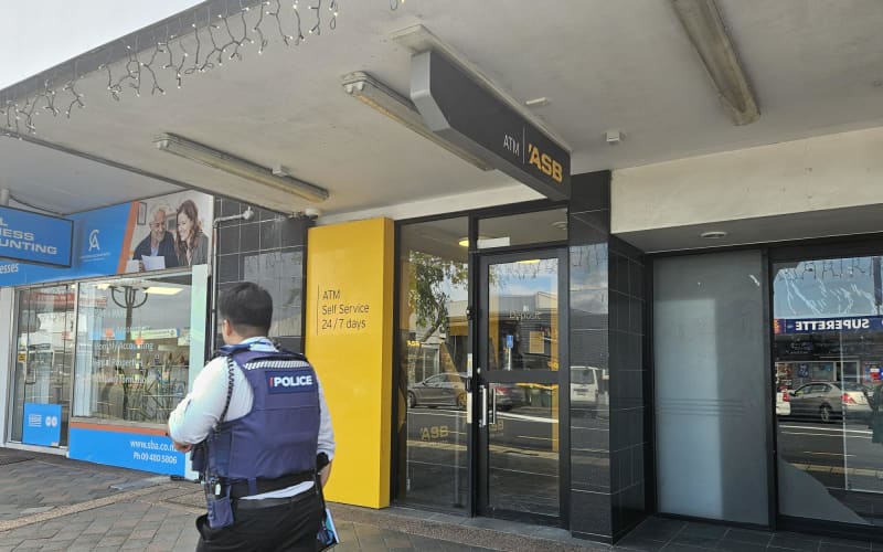 Hunt for man who stole cash from security guards during ATM top up in ...