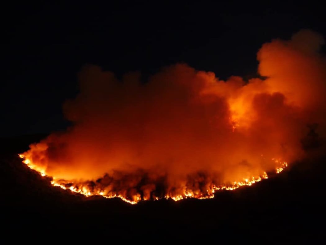 Firefighters battle Māngere mountain blaze | RNZ News