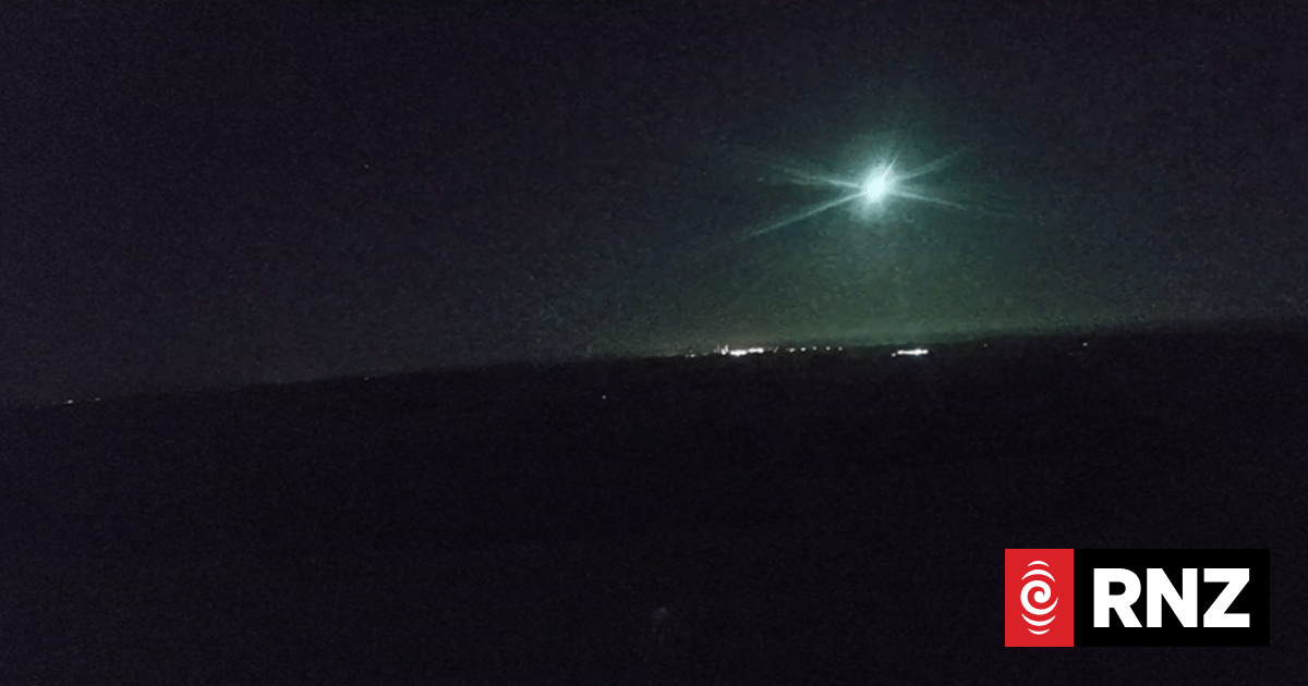 People across North Island report second possible meteor sighting ...