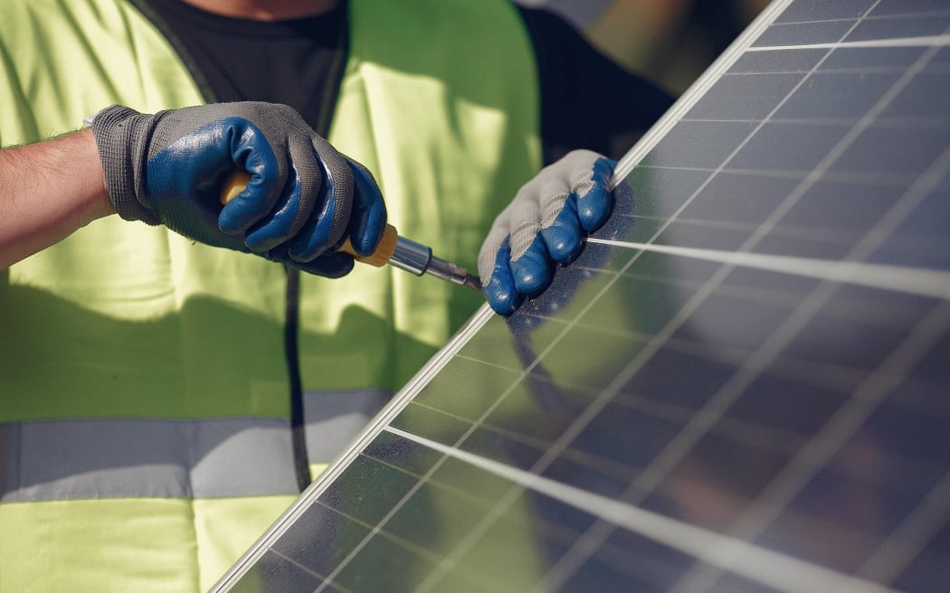 Demand for solar panels soars alongside fuel prices | RNZ News