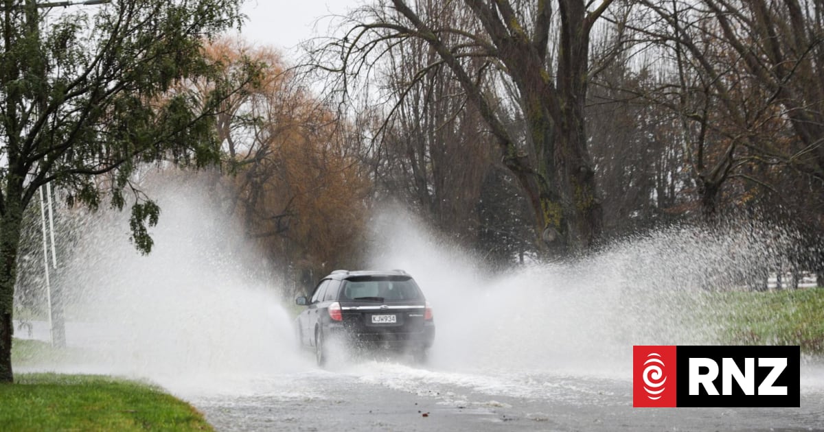 Wild weather: Power outages, road closures and heavy snowfall | RNZ