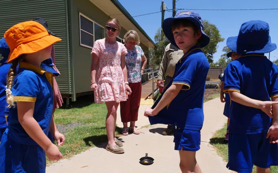 How locals handle the heat in one of Queensland's hottest towns | RNZ News
