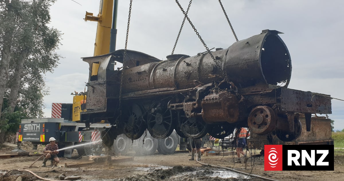 Lumsden hoists 1885 V-class locomotive from tonnes of river muck | RNZ