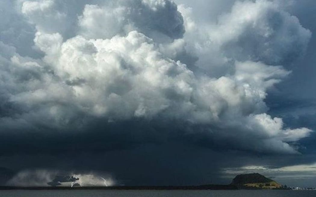 Thunderstorms, intense bursts of rain bring down slips | RNZ News