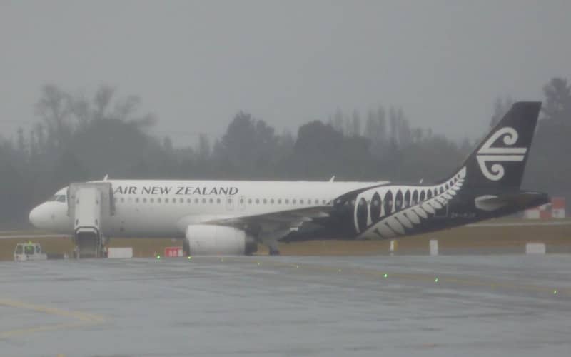 Airliner stuck in mud at Christchurch Airport | RNZ