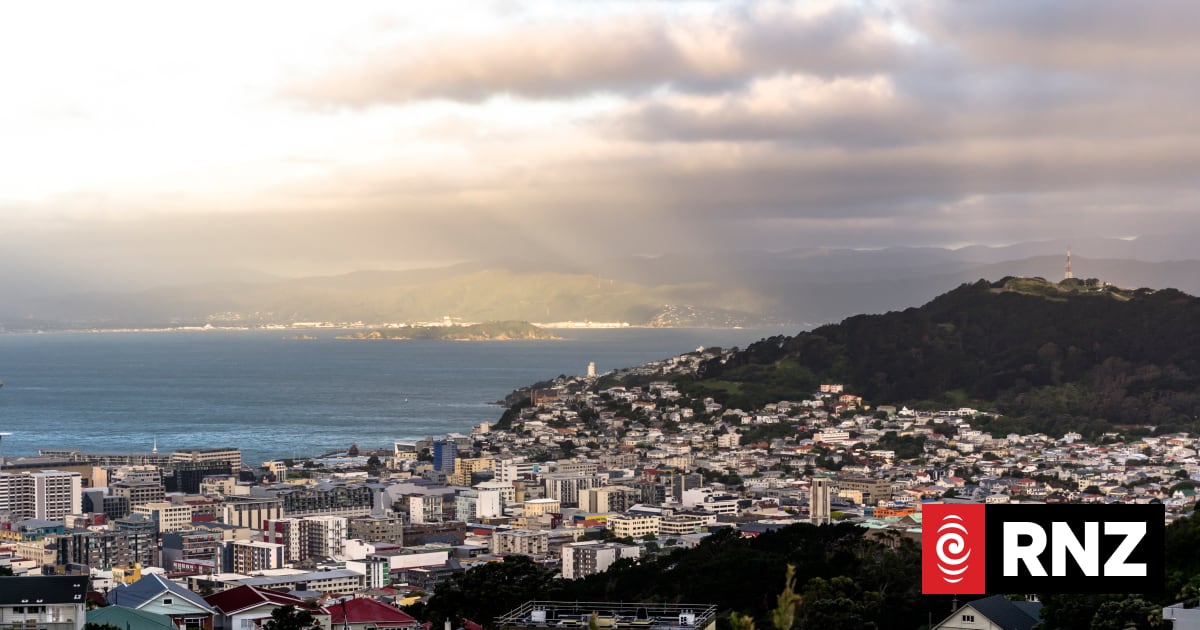 Wellington slumps to bottom of economic scoreboard | RNZ