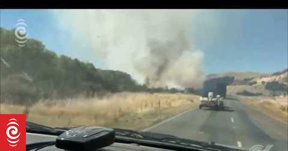 Aussie firefighter stuck in fire cordon queue | RNZ