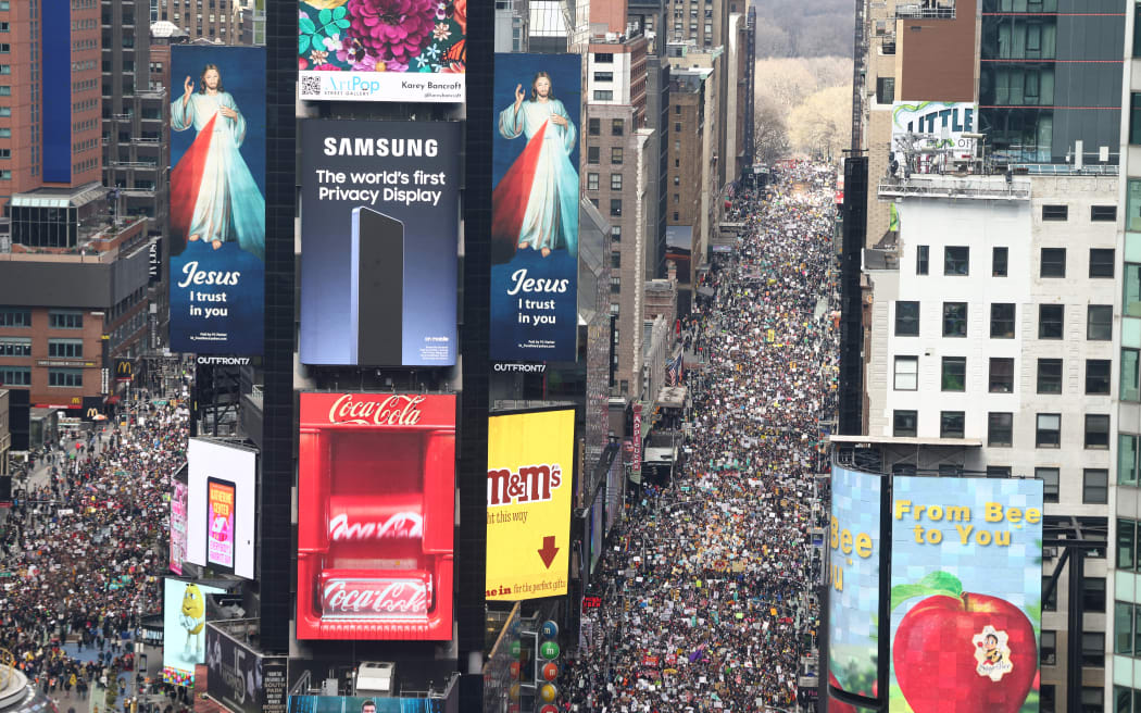 Anti-Trump rallies pop up in thousands of US cities for 'No Kings ...