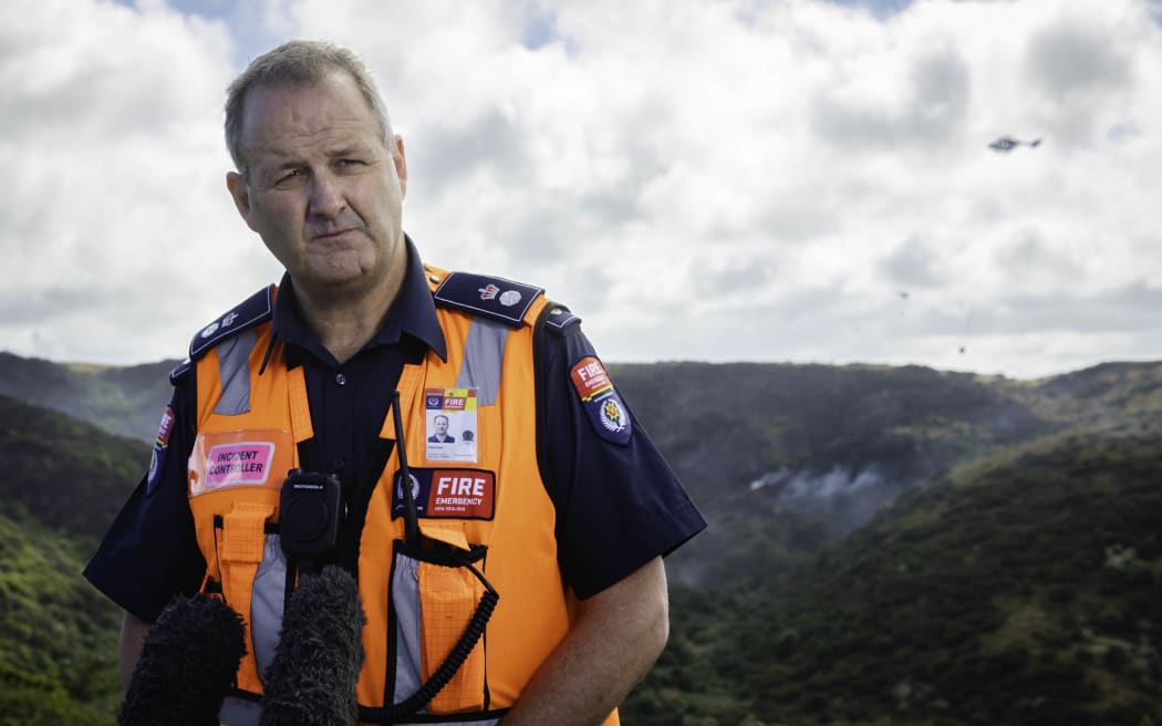 Warning as fire burns through 10 hectares at Titahi Bay | RNZ News