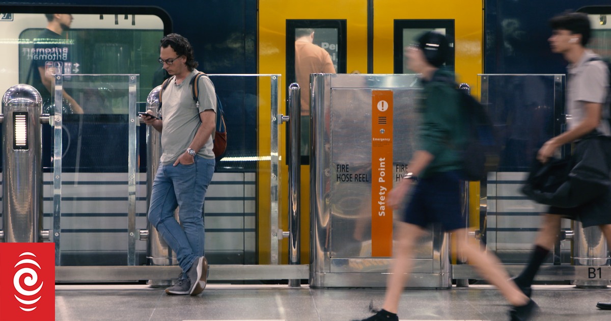 Auckland trains resume after being suspended on all lines | RNZ News