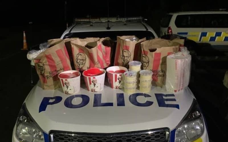 Gang associates nabbed by cops on border run with cash and KFC | RNZ