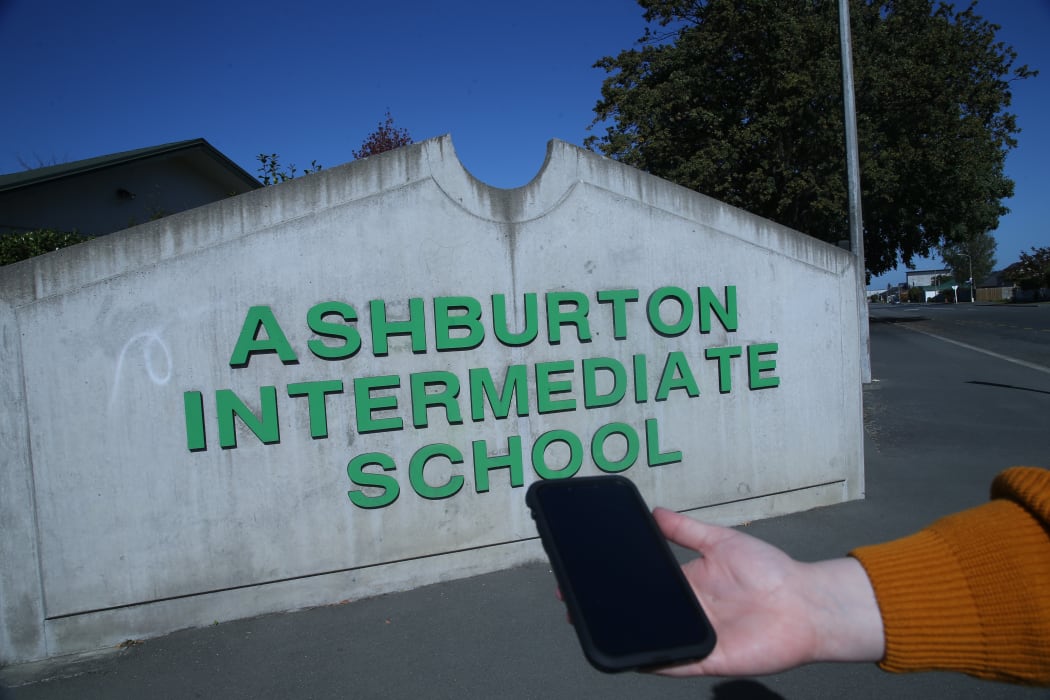 Ashburton principal calls for better management of phones | RNZ News