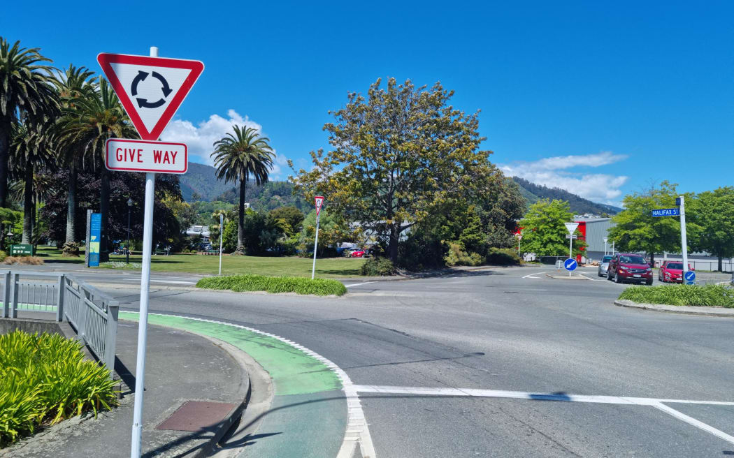Two men seriously injured in Nelson stabbing | RNZ News