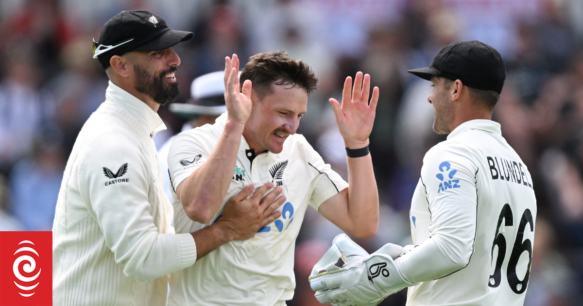 Black Caps beleaguered after batty day at the Basin | RNZ News