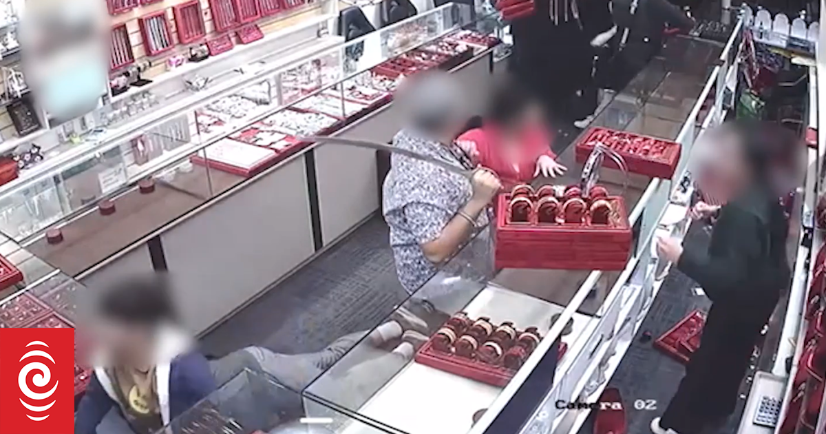 More arrests follow Auckland jewellery store robbery | RNZ News