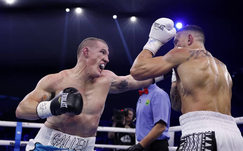 Sonny Bill Williams falls to decision defeat to Paul Gallen | RNZ