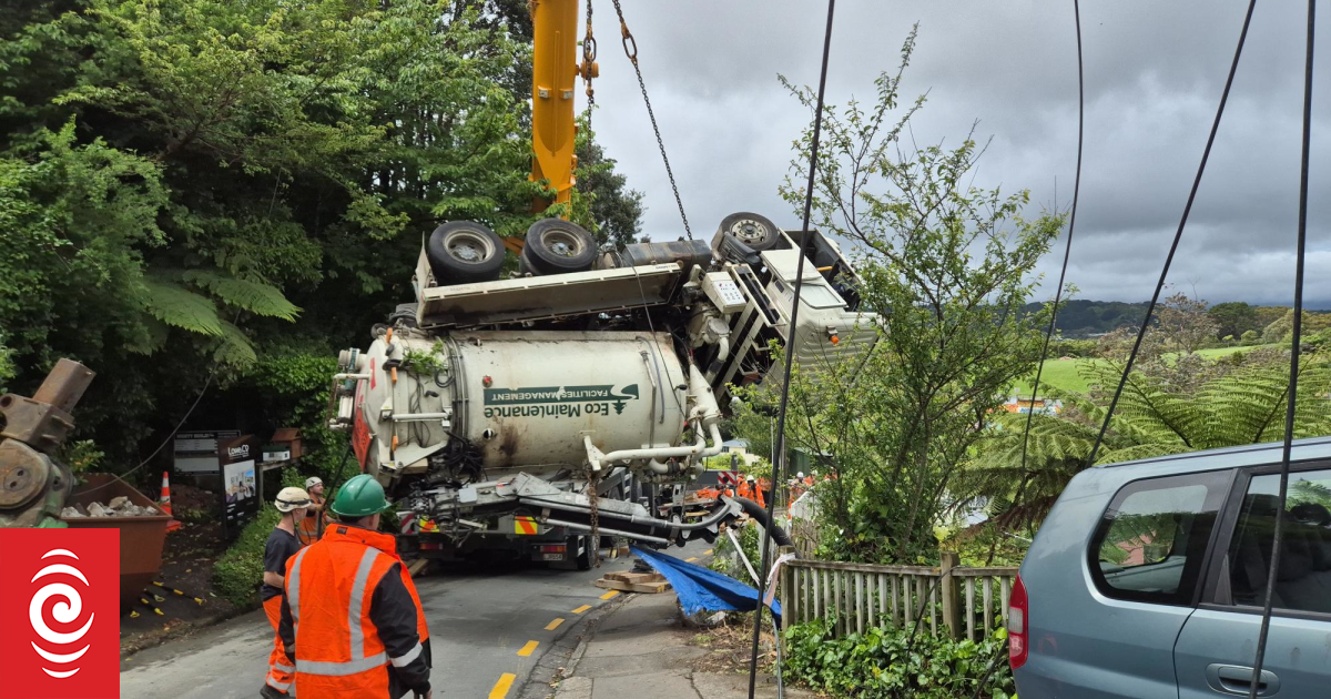 Huge cranes rescue multi-tonne truck that flipped off Wellington road | RNZ News
