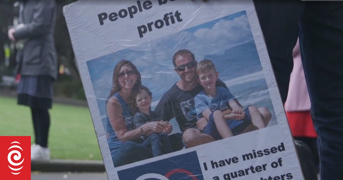 Migrant workers protest at Parliament over separation from families ...