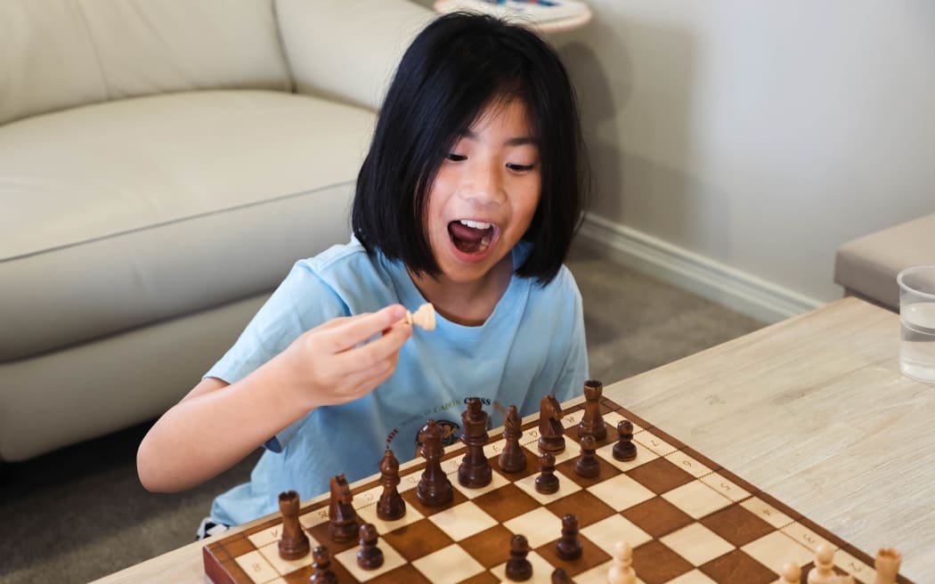 华裔国际象棋 “神童” 鲁夏菡，以天资与勤奋创新西兰纪录 | RNZ News