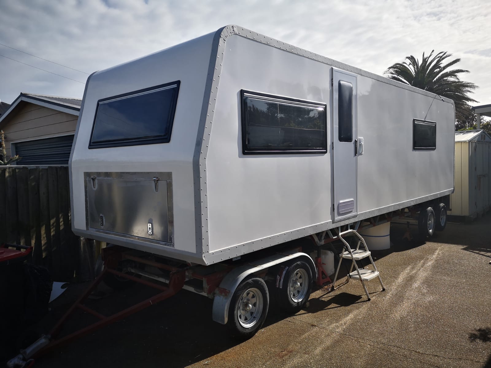 The couple building their own caravan | RNZ