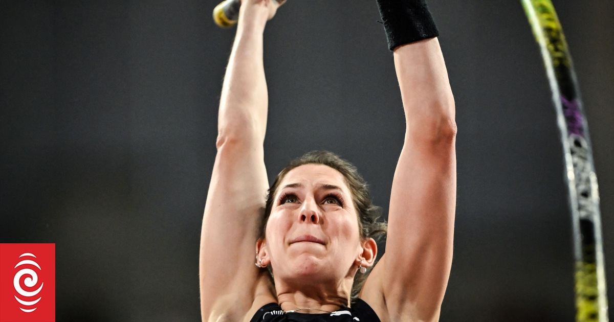 Eliza McCartney soars to silver at World Indoors in Glasgow | RNZ News