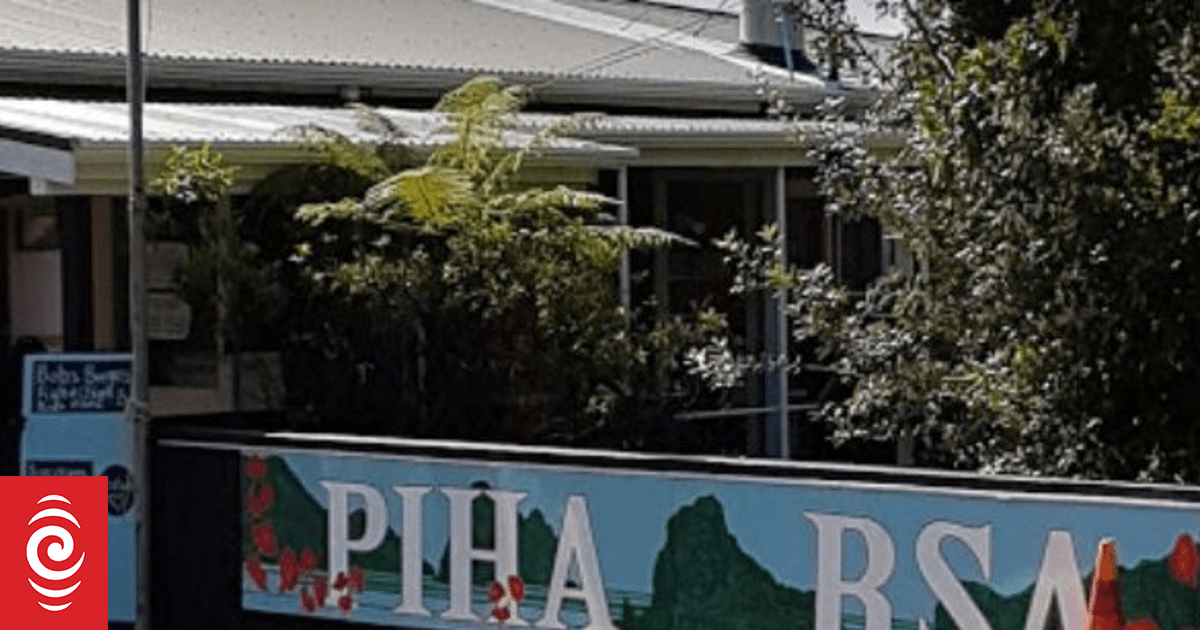 Fire fighters battle blaze at Piha RSA in west Auckland | RNZ News