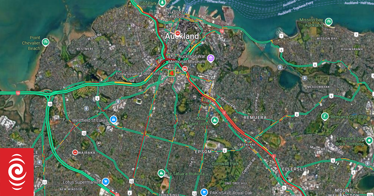 Traffic delays as car catches fire on Auckland's SH1 | RNZ News