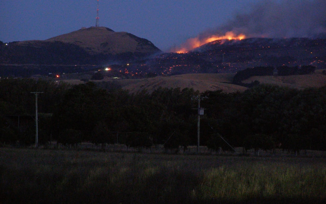 Port Hills fire rages on, residents evacuated, dry weather to continue ...