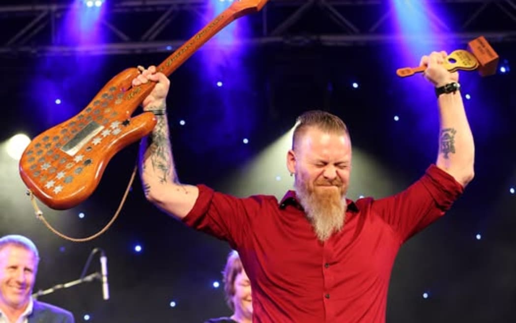 Simon Thompson takes Gold Guitar Awards 2026 title | RNZ