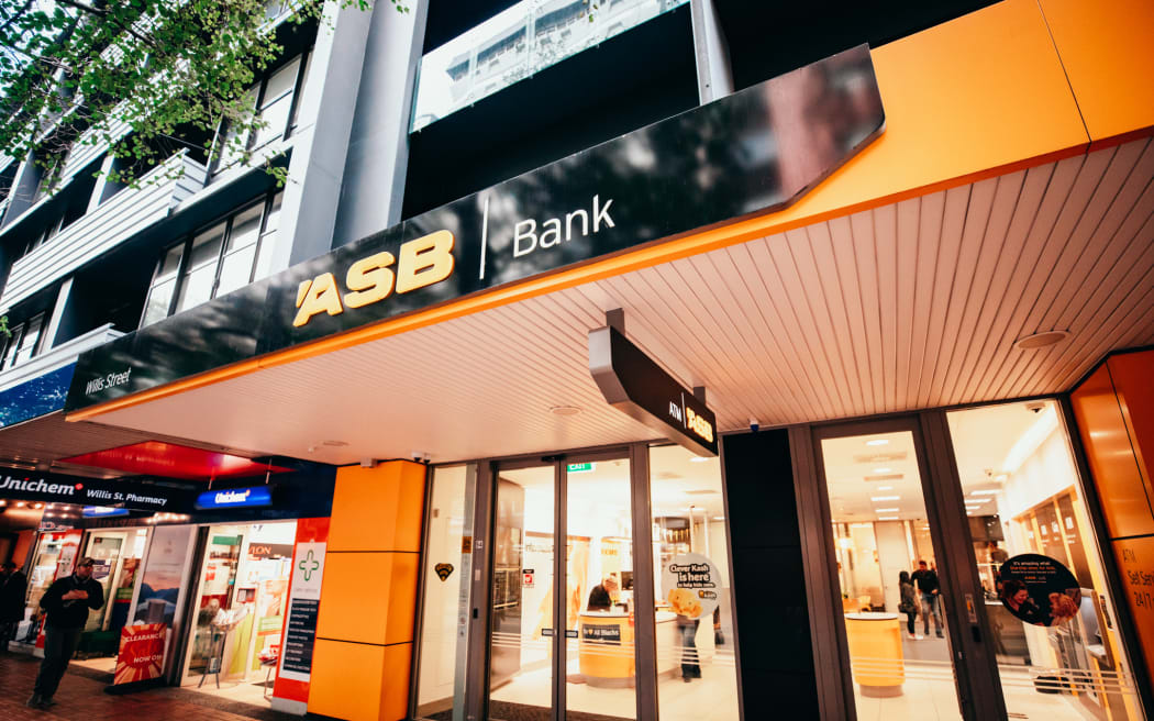 ANZ, ASB customers to be part of legal action for credit law breaches | RNZ News