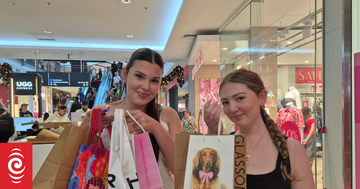 Shoppers hit the stores for Boxing Day spending sprees | RNZ News