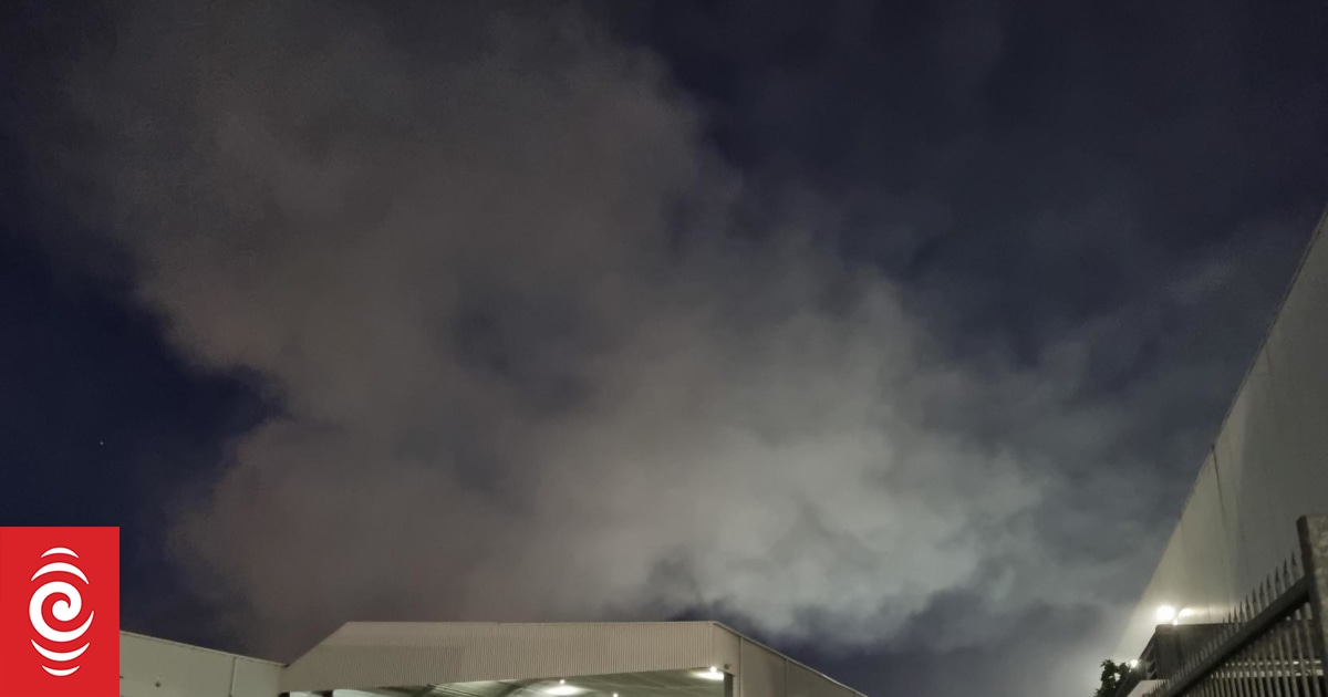 Fire crews battling Onehunga blaze for second day | RNZ