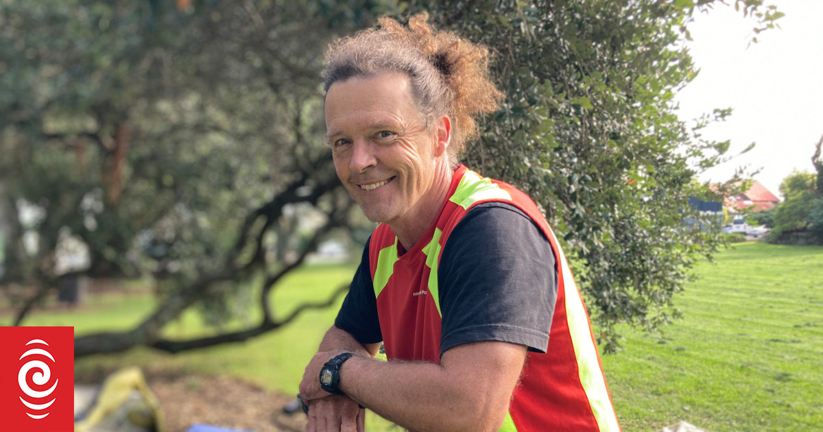 Postie's good relationship with dogs on his run leads to children's book | RNZ News