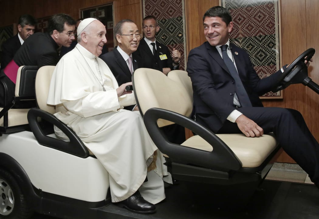 Pope Francis shown Māori tukutuku panels | RNZ News