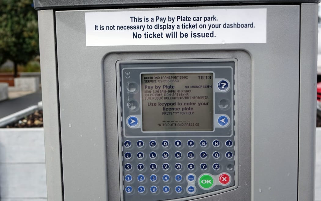 New paperless parking machines confuse Akl commuters | RNZ News