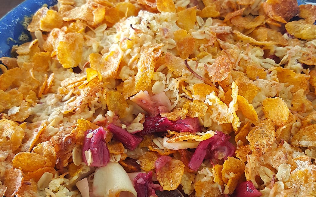 Apple & Rhubarb Crumble Crisp | RNZ Recipes