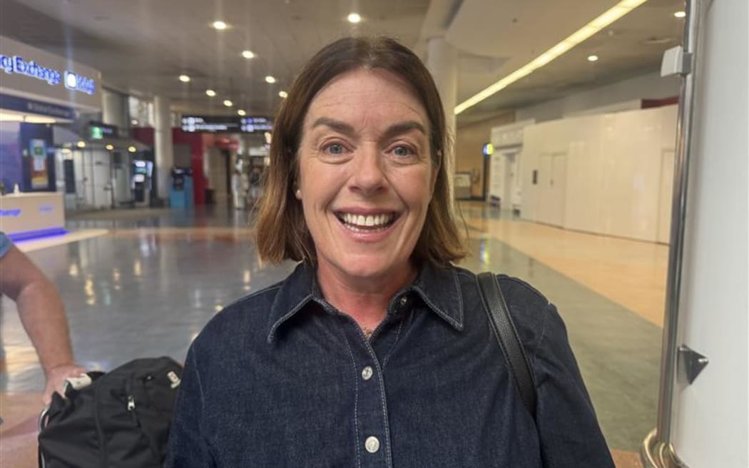 Applause at Auckland Airport as flight arrives from Dubai | RNZ News