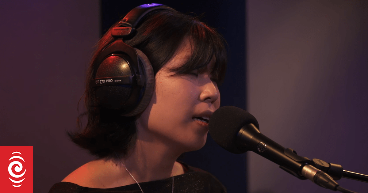 NZ Music Month Live in Studio: Phoebe Rings | RNZ