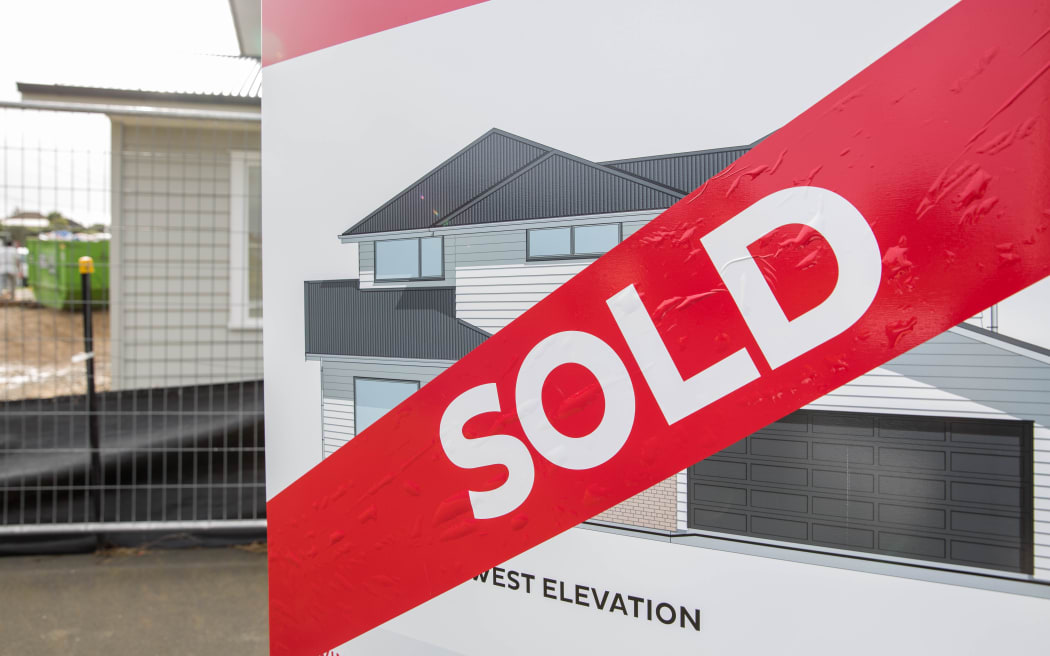 How to buy a first home with friends and family | RNZ News