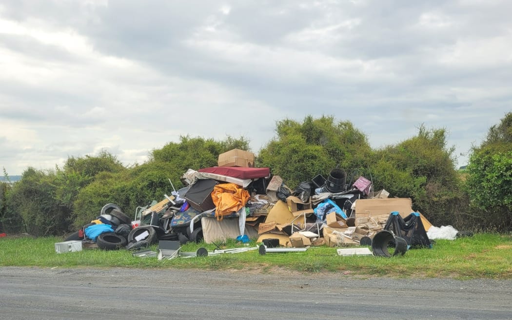 Pile of dumped rubbish at Ihumātao as high as the trees | RNZ News