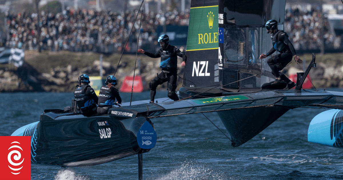 Black Foils let victory slip from their grasp in Los Angeles | RNZ News