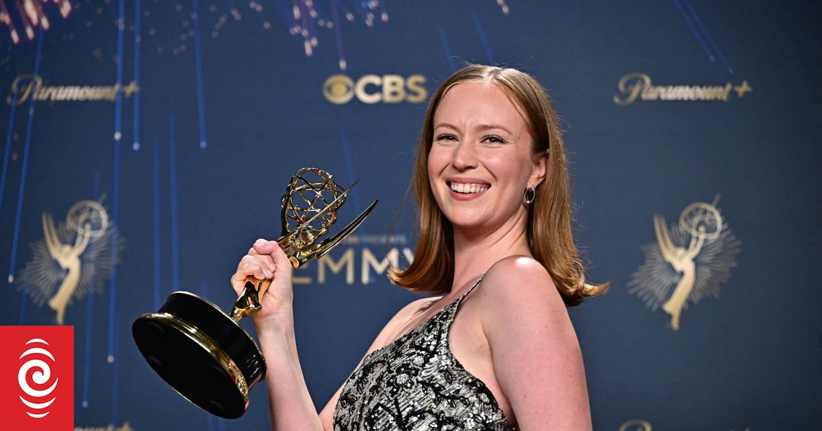 2025 Emmys: Hannah Einbinder's Speech and Chants for Stephen Colbert Highlight Key Moments – Archyde