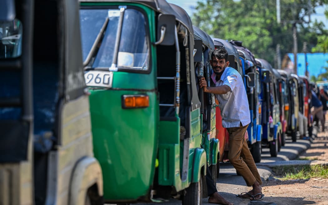 Sri Lanka announces four-day work week over fears war will drag | RNZ News