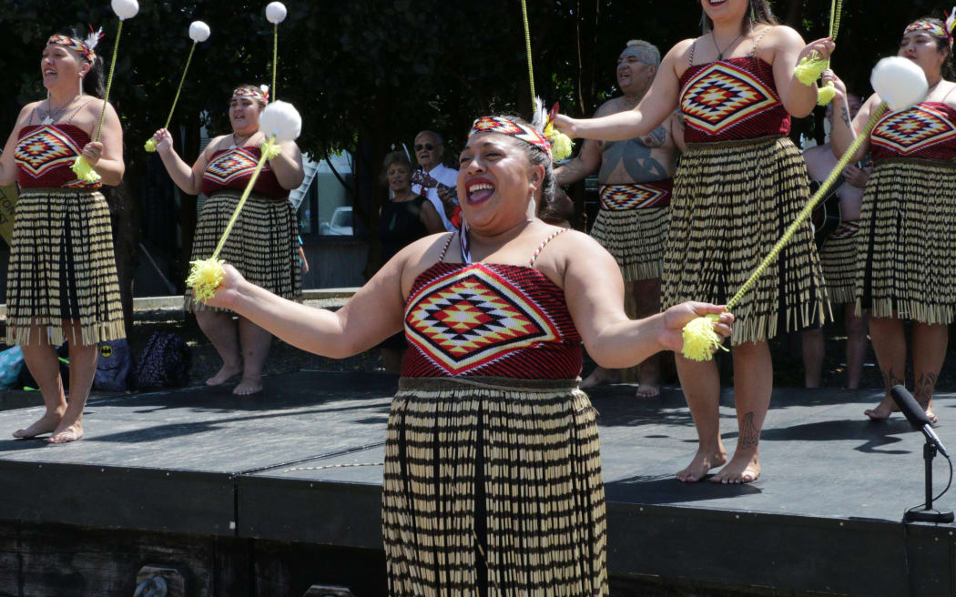 Wellington city gets a poi lesson ahead of Te Matatini | RNZ News