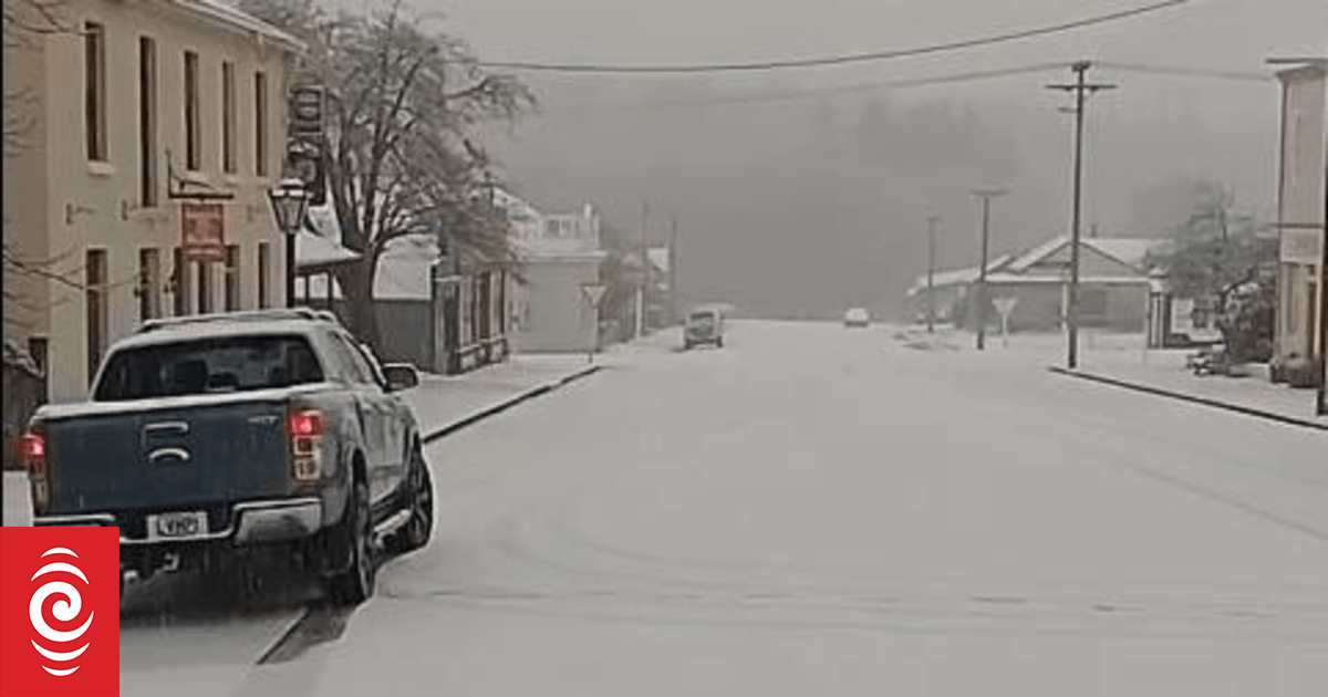 Heavy snow falls on South Island as winter cold snap descends | RNZ News