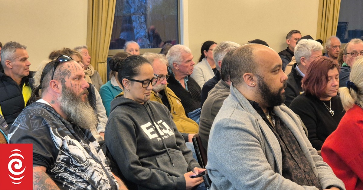 Winstone Pulp: Emotional meeting held over mill closures | RNZ News