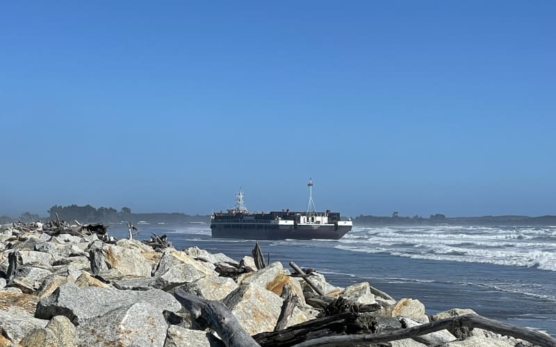 Manahau barge: Recovery teams still preparing refloat | RNZ