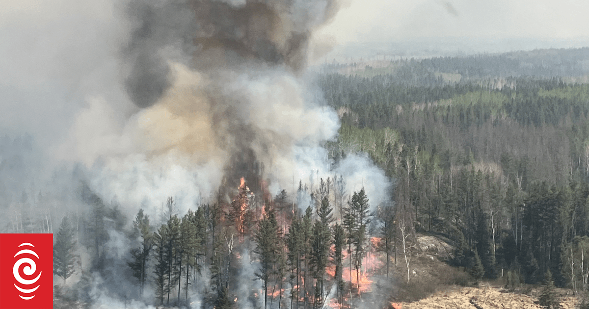 Manitoba urges thousands to evacuate as Canada wildfires spread | RNZ News